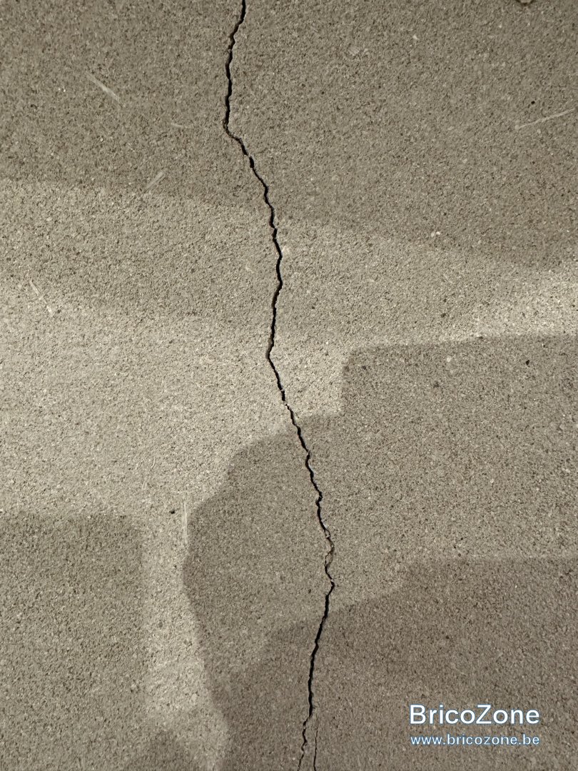 Fissures de retrait dans une chape ciment