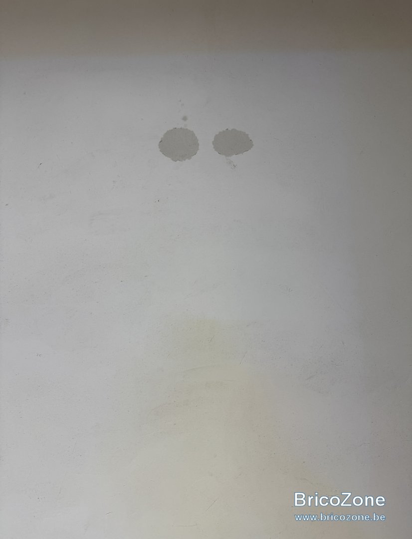 Tache d’eau milieu du mur.