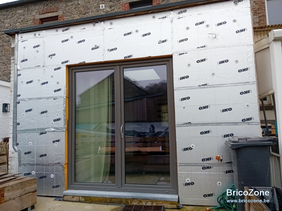Attache pour fixation isolation