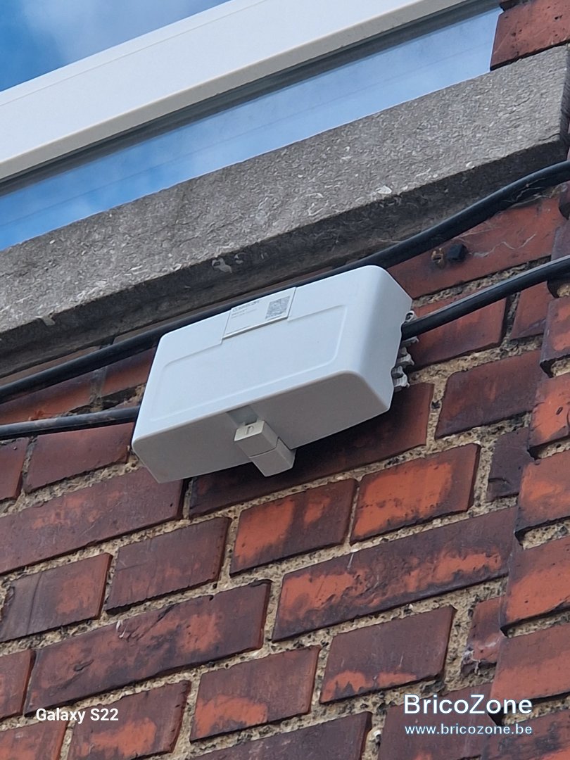 Fibre et boîtier sur façade