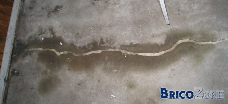 Fissure dans dalle en béton